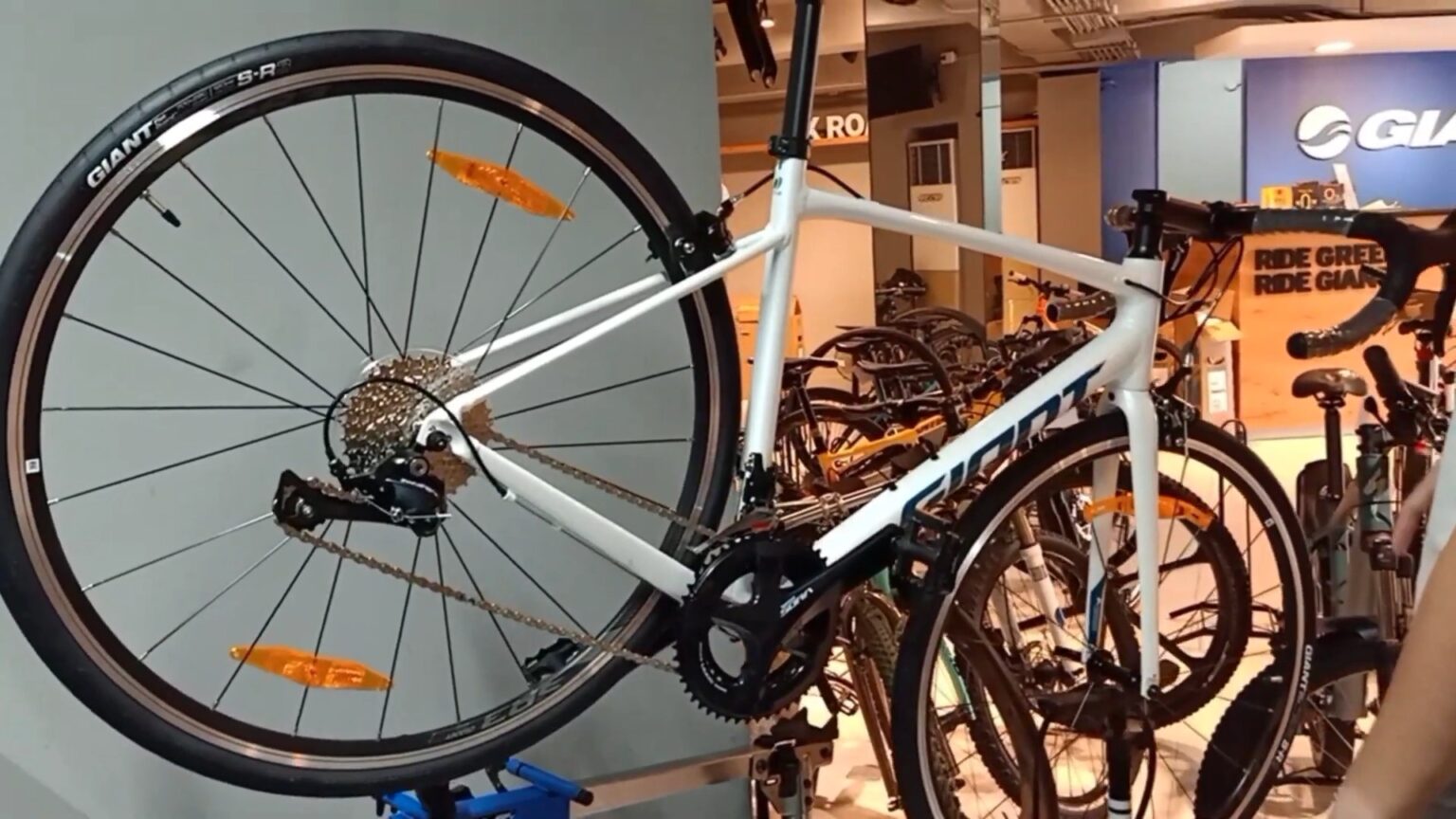 Giant Contend 1 (5 Key Features Explained) - String Bike