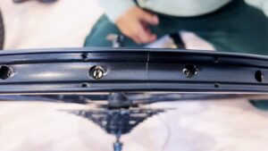 Tubeless Vs Clincher Tires (5 Pros Explained) - String Bike