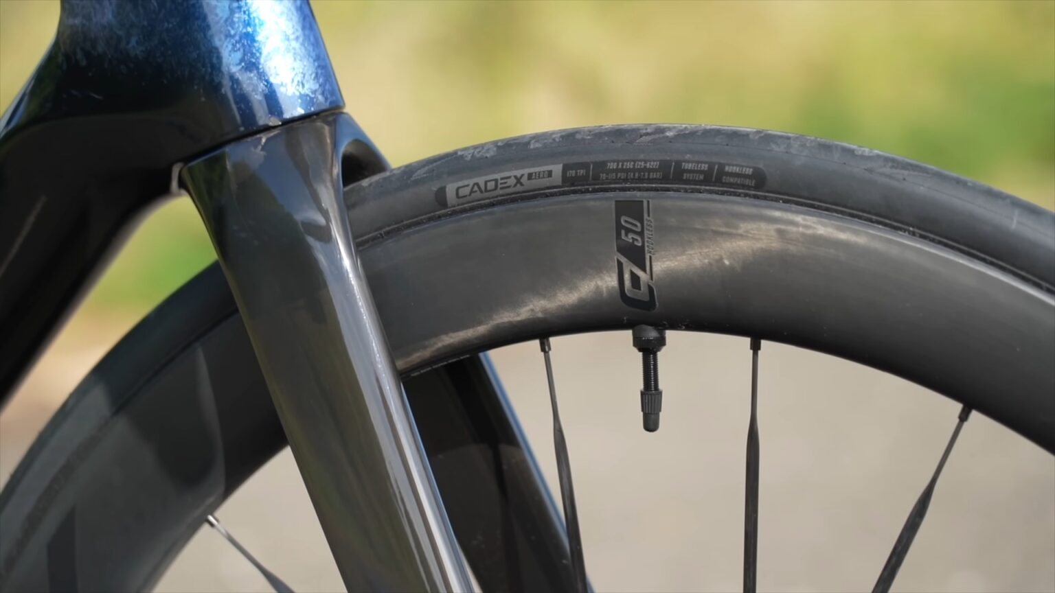 Tubeless Vs Clincher Tires (5 Pros Explained) - String Bike