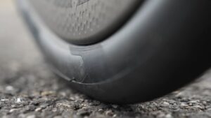 Thin Tires vs Thick Tires - 4 Key Differences