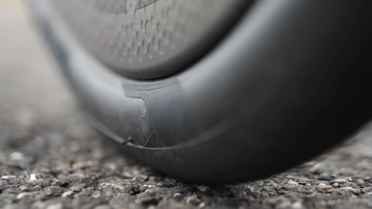 Thin Tires vs Thick Tires - 4 Key Differences